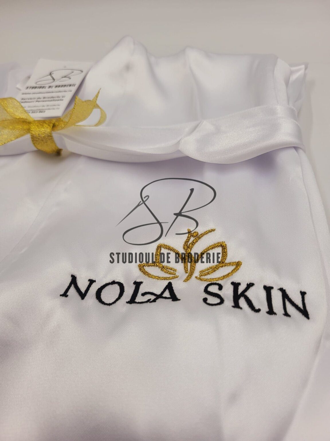 Halate din satin personalizate prin broderie pentru afacerea ta ...