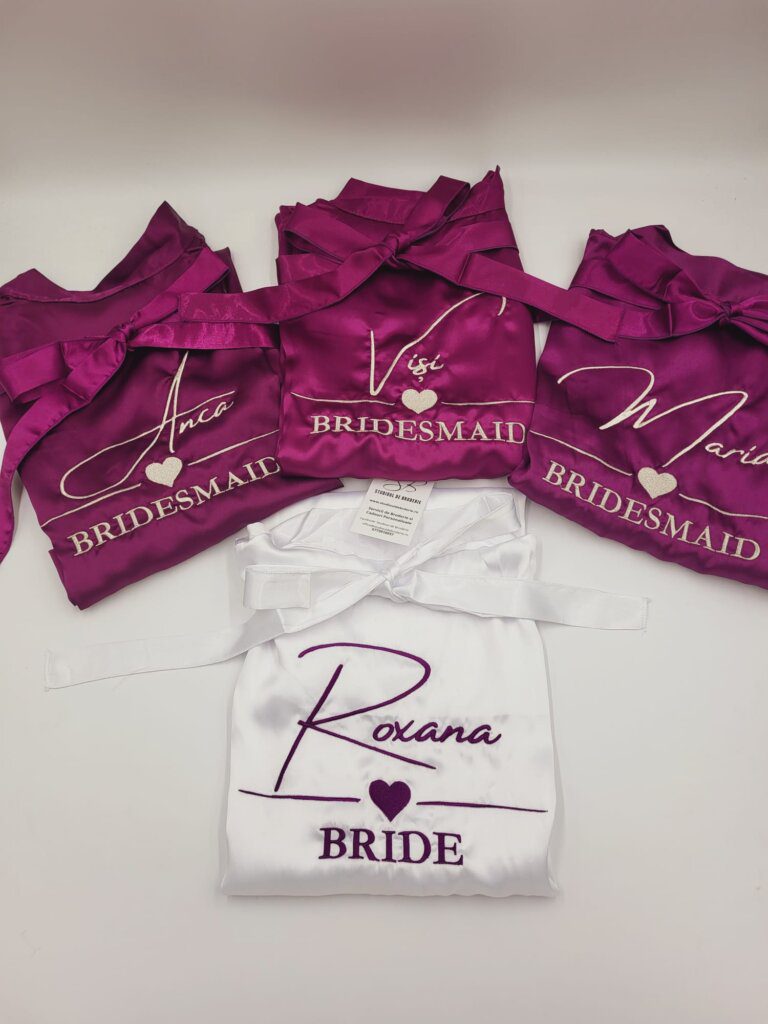 Set 4 Halate din satin personalizat prin broderie "Bride/Bridesmaids ...
