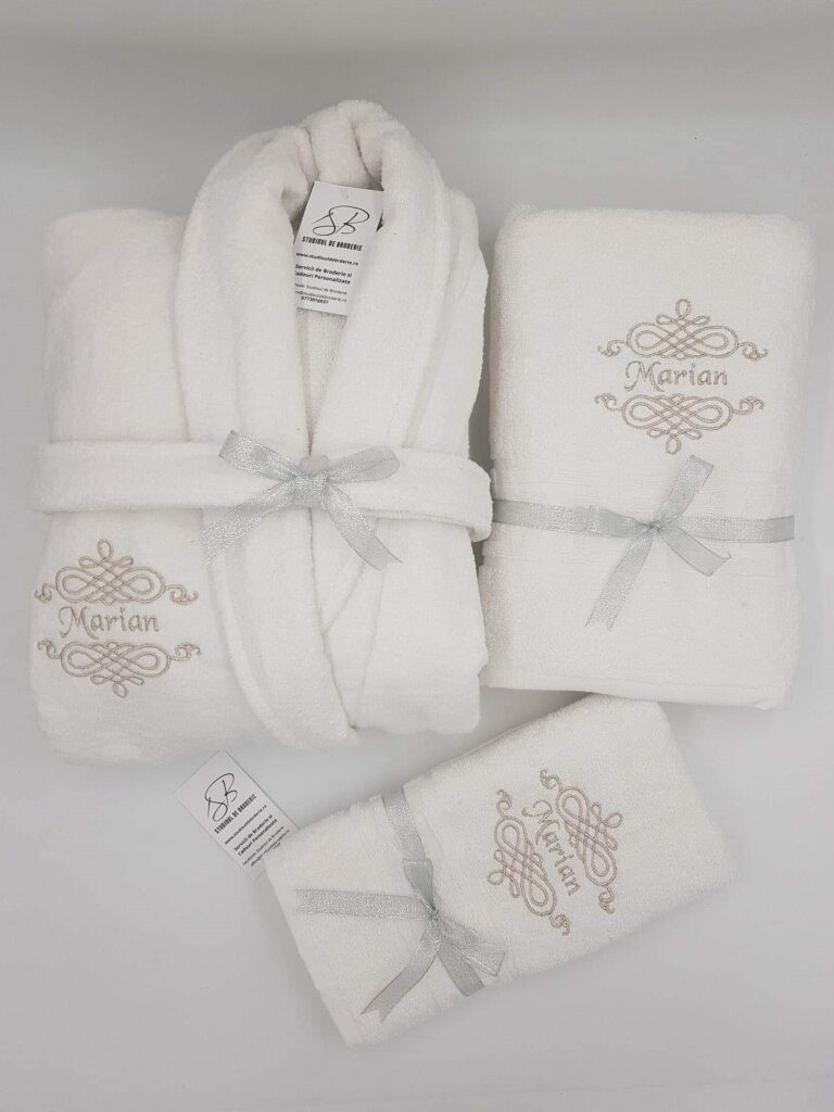 Set spa cadou Halat de baie si prosoape personalizate prin broderie ...